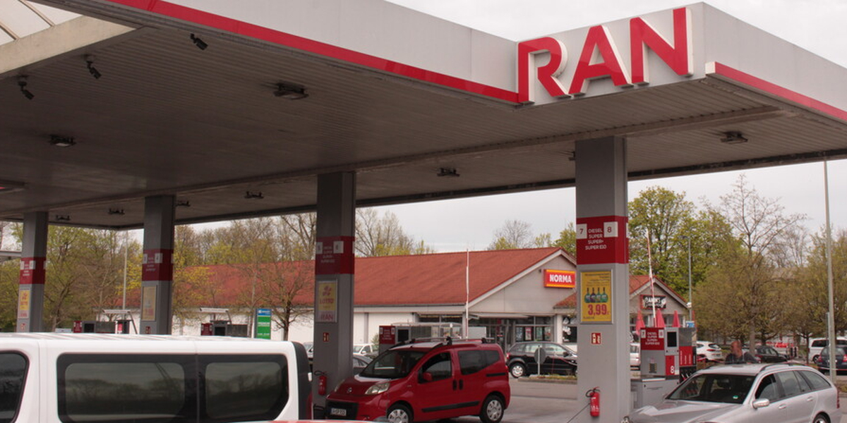 Elegantes Ran Tankstelle Neusss Fotos